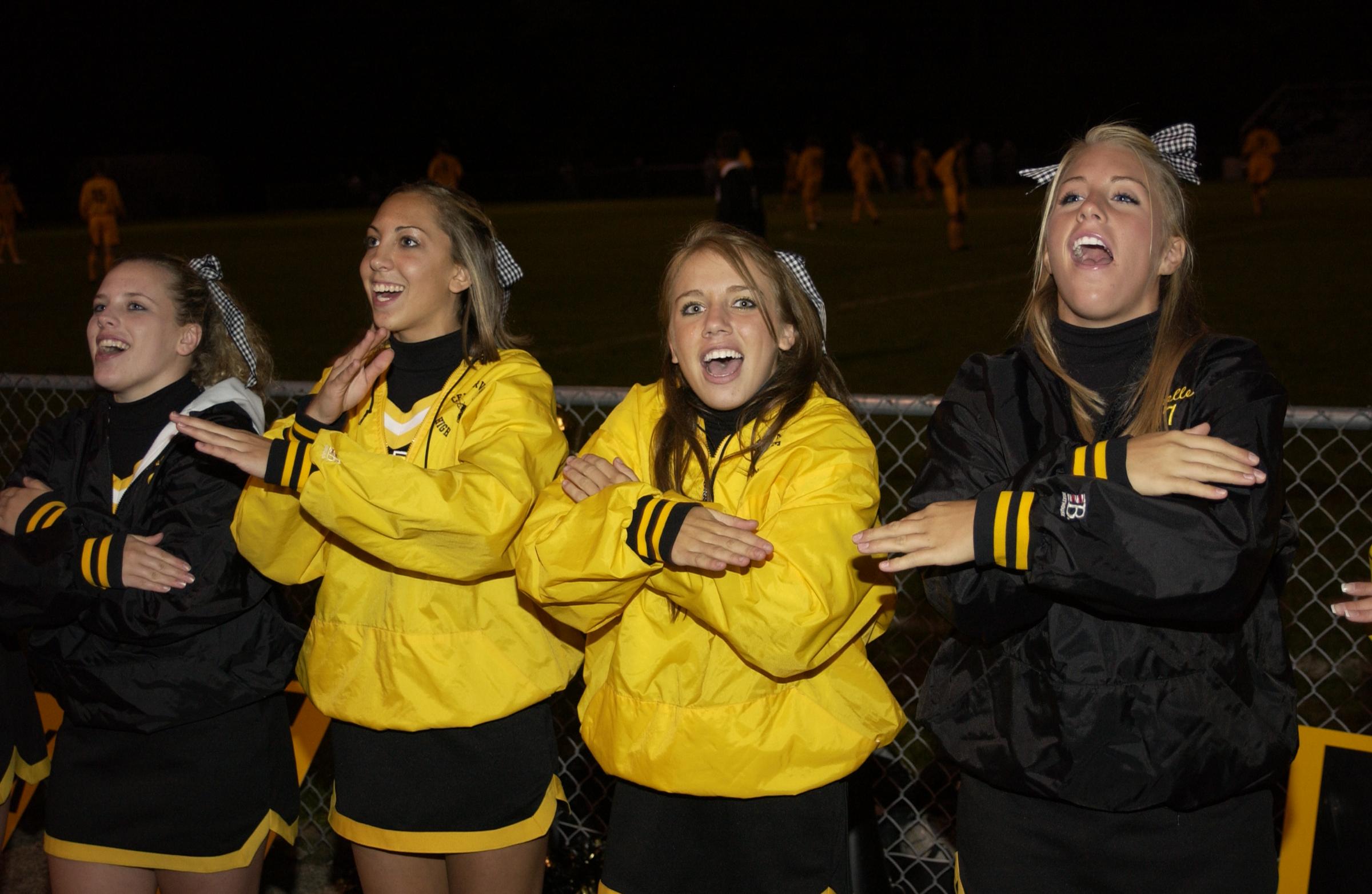 Centerville Oh High School Varsity Soccer Cheergirls 2005 Chsvarsocclap2 